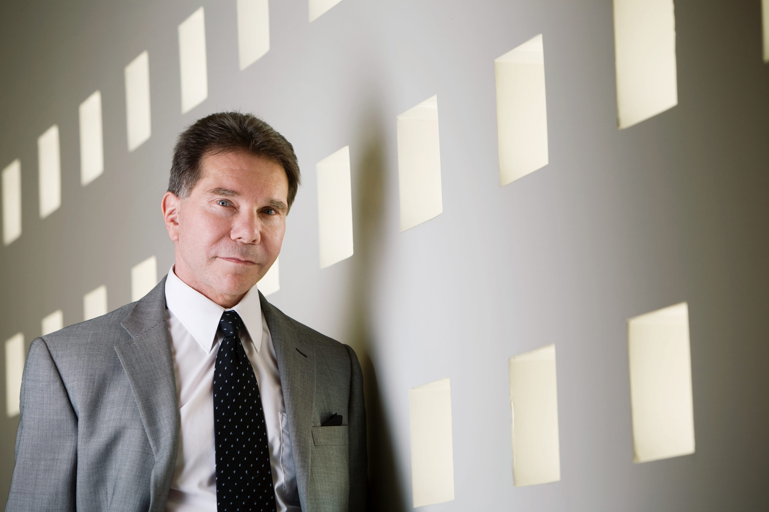 Downloadable Photos of Dr. Robert Cialdini