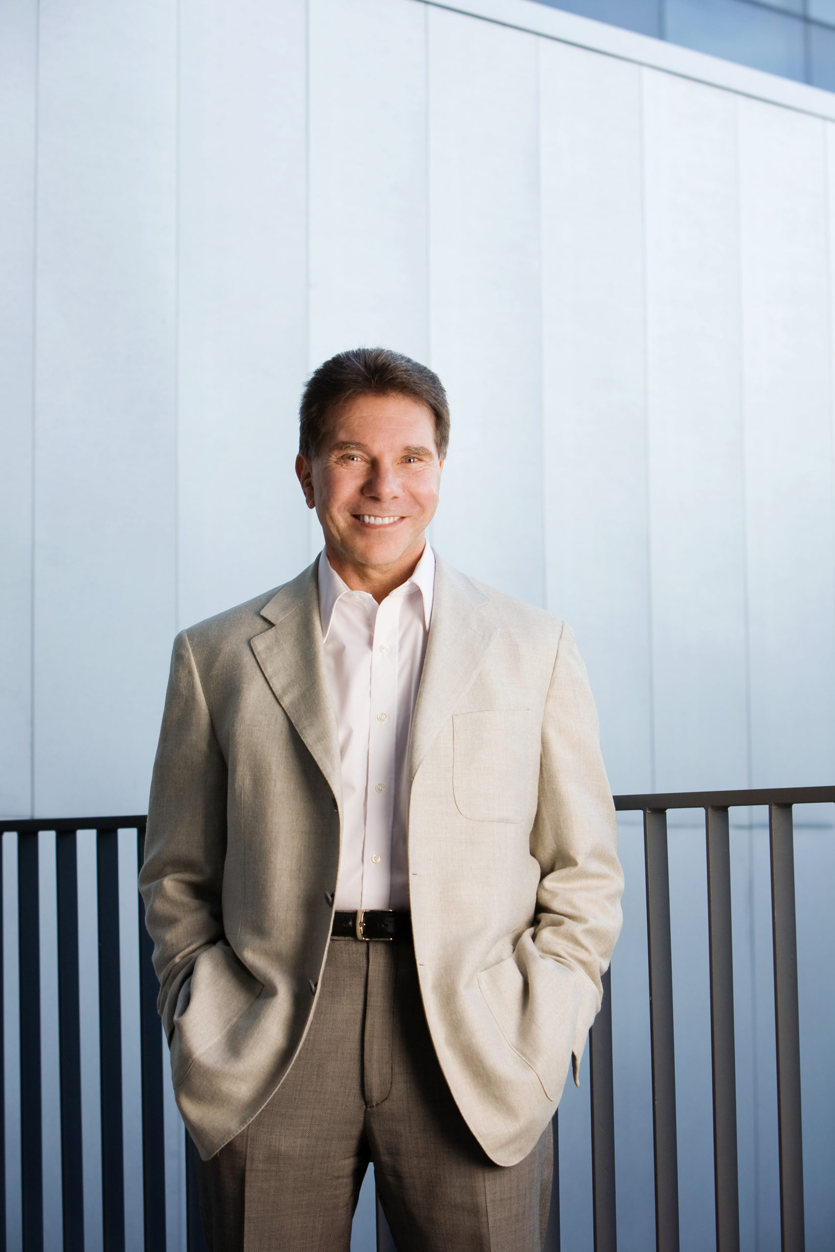 Downloadable Photos of Dr. Robert Cialdini