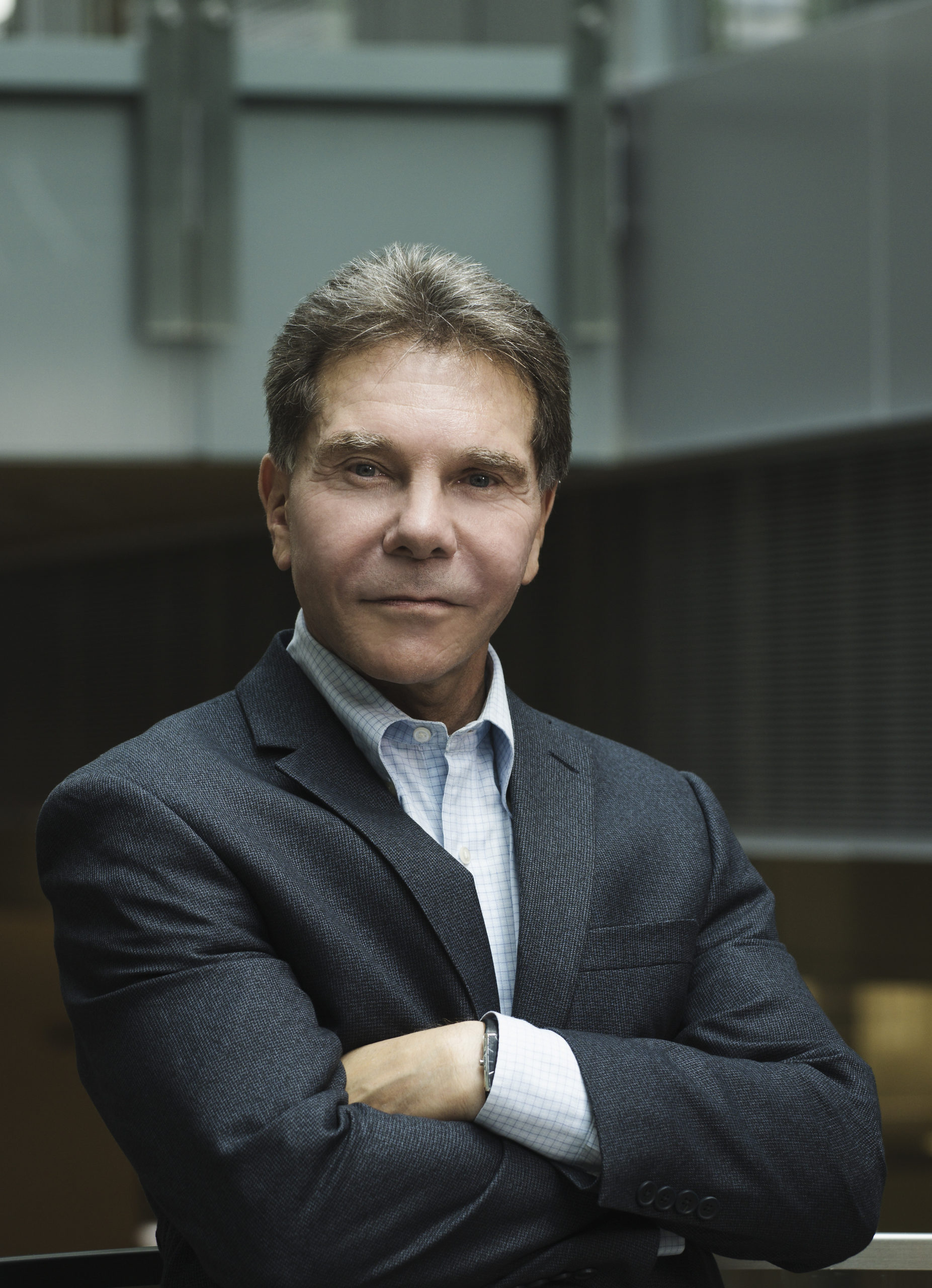 Downloadable Photos of Dr. Robert Cialdini