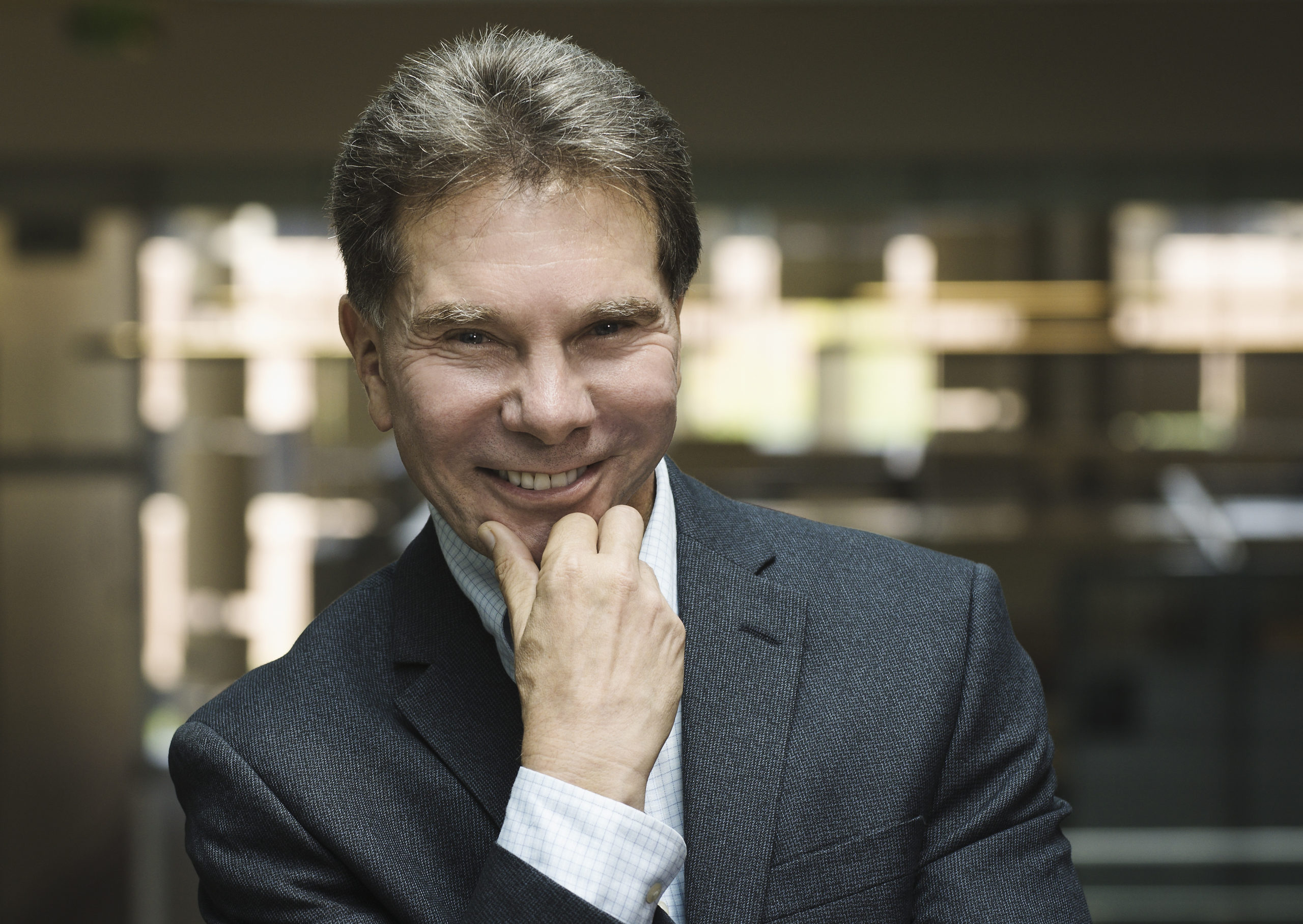 Downloadable Photos of Dr. Robert Cialdini